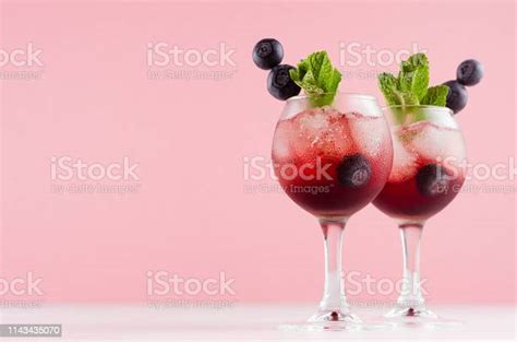 가볍고 부드러운 파스텔 핑크 색상의 우아하고 현대적인 주방 인테리어에 얼음 조각 블루 베리 그린 민트와 고급 신선한 차가운 빨간