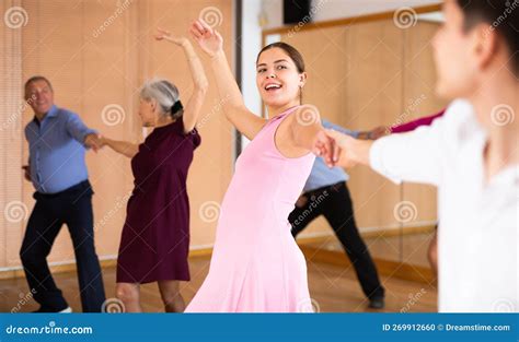 Jovencita Con Pareja Disfrutando Jive En Estudio De Baile Foto De
