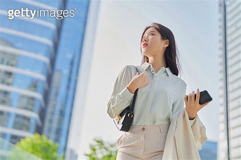 여성 20대 청년 청년여자 비즈니스 주제 비즈니스우먼 사업가 바쁨 달리기 물리적활동 성급함 어두운표정 이미지 Jv13511612 게티이미지뱅크