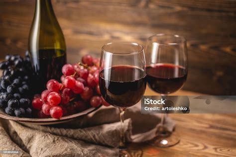 나무 테이블에 유리와 포도 의 무리와 건조 레드 와인 의 병 포도 재배 및 와인 제조의 개념 0명에 대한 스톡 사진 및 기타 이미지 Istock