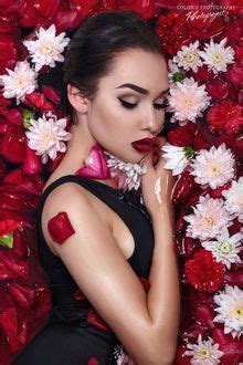 Фото Девушка лежит в ванне с цветами by COLIBRIS PHOTOGRAPHY