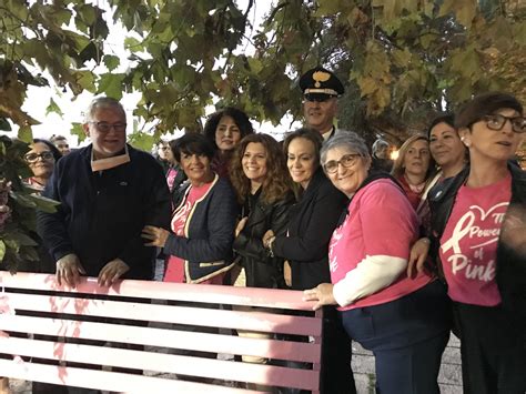 FOTO Inaugurata La Panchina Rosa A Mercogliano Simbolo Dell