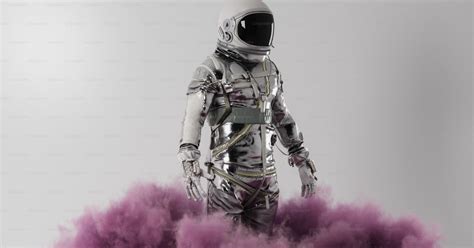 연기 속에 서 있는 우주복을 입은 남자 사진 Unsplash의 우주비행사 이미지