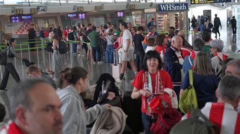 Tensión en el aeropuerto de Bilbao por el retraso de los vuelos con