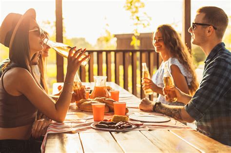 집에서 뒷마당 파티에서 즐거운 시간을 보내는 친구들 함께 웃고 맥주를 마시고 야외에서 저녁 식사를하는 젊은이들 고기에 대한 스톡 사진 및 기타 이미지 Istock