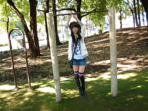 Av女優 つぼみさんのデニムのミニスカとニーソの組み合わせがエッチで可愛い私服姿の画像 ｜ コスプレエロ画像の虜