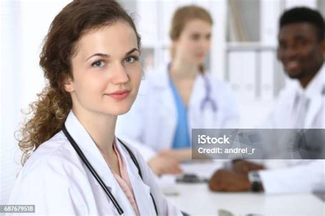 병원에서 의료 직원 들과 행복 한 의사 여자 3 명에 대한 스톡 사진 및 기타 이미지 3 명 건강 진단 건강관리와 의술