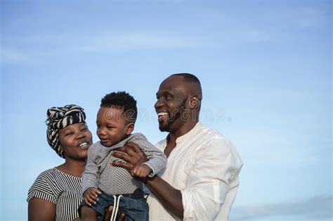 Familia Africana Que Se Divierte Al Aire Libre En Vacaciones De Verano Centrarse En La Cara