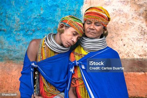 Dos Mujeres Vestidas Con Sus Trajes Tradicionales De La Región India De