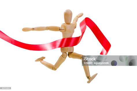 레드 리본으로 흰색 배경에 지도자 우승자를 실행 하는 남자의 나무 그림 결승선에 대한 스톡 사진 및 기타 이미지 결승선 리본상 승리 동작 활동 Istock