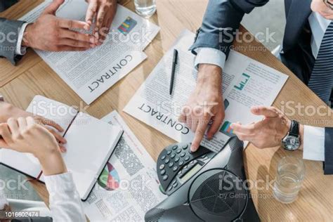현대 사무실 테이블에 계약 및 스피커폰으로 대화를 나누는 기업 들의 총을 자른 경영자에 대한 스톡 사진 및 기타 이미지