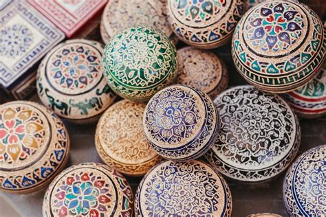 다양한 색상의 그릇 클로즈업 사진 Unsplash의 수세공 이미지