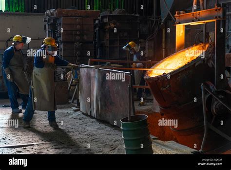 Metal Fundido Hi Res Stock Photography And Images Alamy