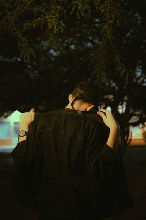 괴상한 남자 노란 재킷 다운 재킷 뒷모습 수직 쐈어 패션 사진 풀 캡에 관한 무료 스톡 사진