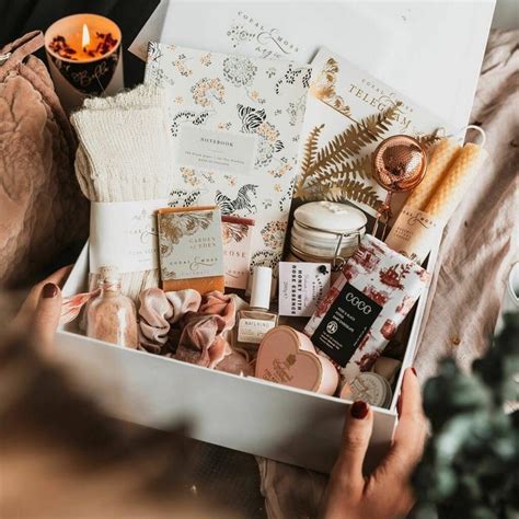 مدل باکس تولد 2022 جعبه کادو لاکچری همراه با گل و بادکنک تزیین شده