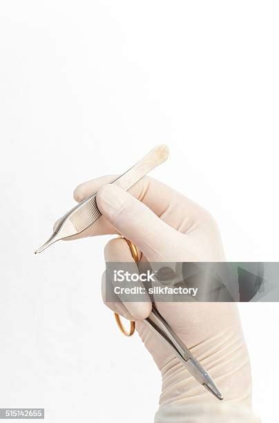 군의관 왜고너의 카디니아 손으로 쥠 네이선과 수술 포셈 및 니들 홀더 바느질하기에 대한 스톡 사진 및 기타 이미지 바느질하기