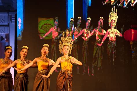 정체 불명된의 수코타이 댄서 춤 보여주는 태국 북부 전통 이다 Performing Arts Event에 대한 스톡 사진 및 기타