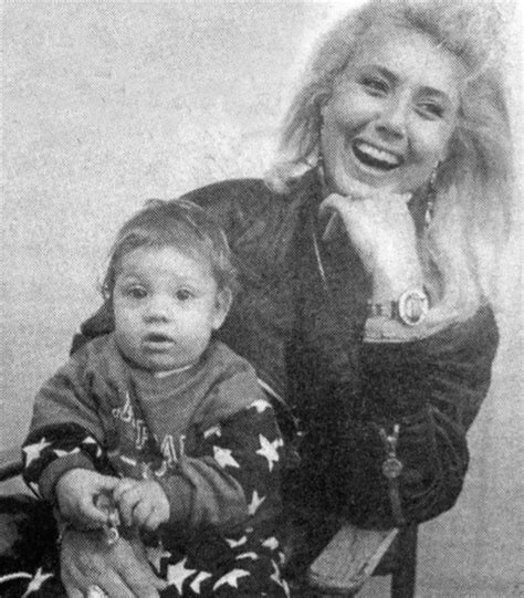 Фото Лепа Брена позира со синот нејзината насмевка открива емоции За Се