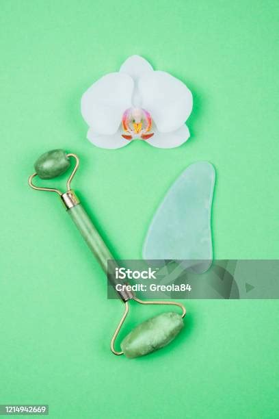 천연 옥 신염 돌로 만든 녹색 얼굴 롤러와 구아 샤 마사지기 0명에 대한 스톡 사진 및 기타 이미지 0명 개념 건강관리와