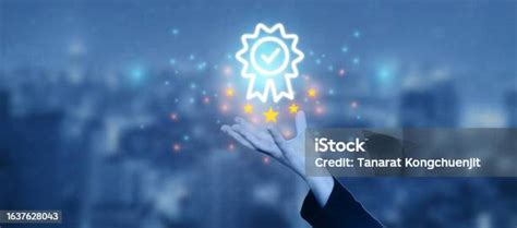 손은 최고 서비스 품질 보증 보증 표준 Iso 인증 및 표준화 개념 만족 서비스 경험의 표시를 보여줍니다 가상현실에 대한 스톡 사진 및 기타 이미지 Istock