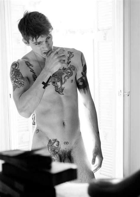 Foto De Naked Amp Perplexed