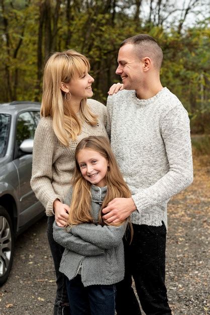 Portrait De Famille Heureuse Dans La Nature Photo Gratuite