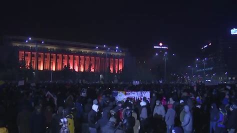 Хиляди румънци отново излязоха на площада в Букурещ след като правителство обяви че не