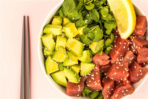 아보카도와 참치 사시 미의 하와이안 스타일 구멍이 그릇 0명에 대한 스톡 사진 및 기타 이미지 0명 건강한 생활방식