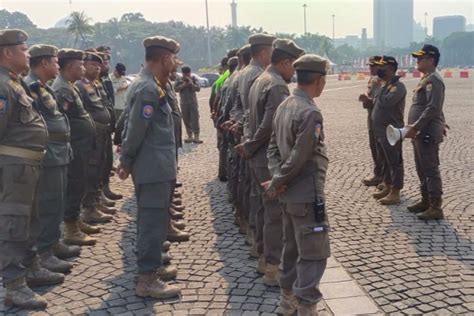 Mengamankan Demo Buruh Satpol PP DKI Menerjunkan Personel