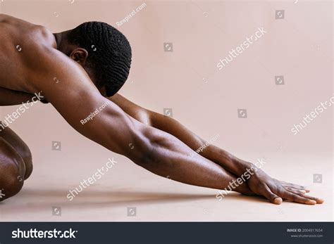 Naked Black Man Warming Before Exercise Foto Stock 2004917654