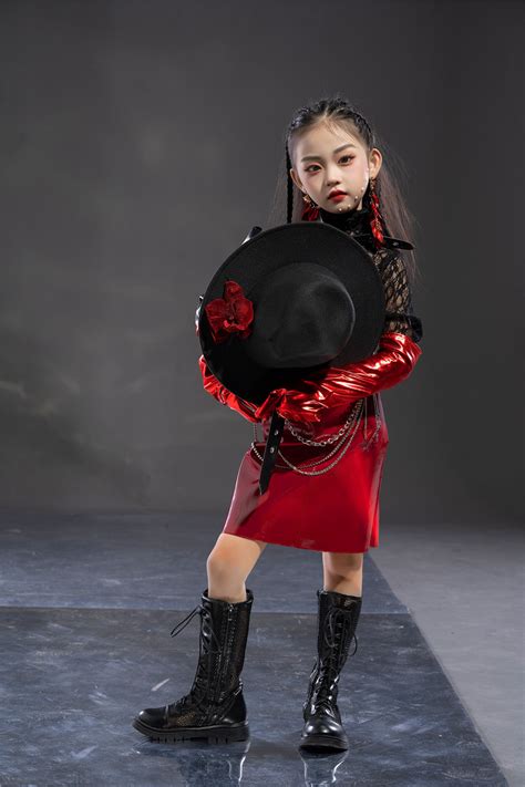 女童漆皮机车服重工走秀科技服时尚童装模特装酷炫风酒红皮裙套装虎窝淘