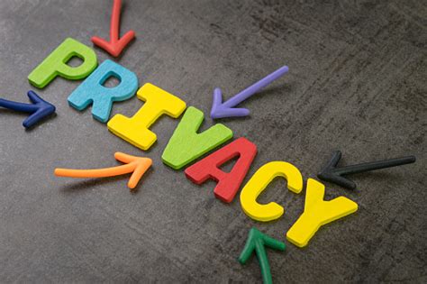개인 정보 보호 Gdpr 또는 일반 데이터 보호 규정 개념 검은 칠판 벽의 중심에 단어 프라이버시를 가리키는 다채로운 화살표 인터넷 정보 데이터 규정의 중요 한 쿠키에 대한