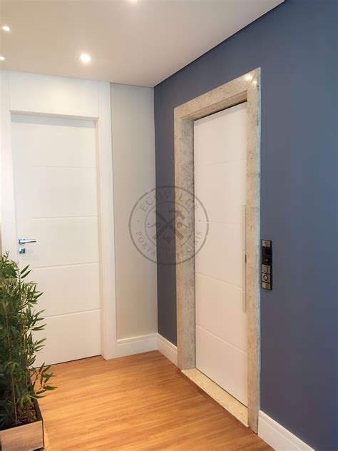 Porta Pivotante Com Revestimento Em Mdf Com Frisos Horizontais E