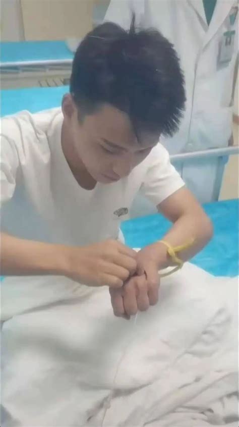 帅气医生醉酒后凭骨子里的记忆给自己配药扎针网友缺女朋友吗会煮解酒汤的那种 桂林生活网新闻中心