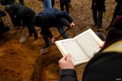 ما حكم تأخير دفن الميت لحين عوده أقاربه من الخارجالبحوث الإسلامية
