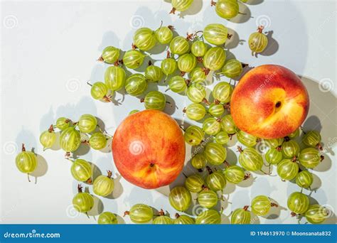 Perzik Of Nectarine En Perziksnede Met Blad Op Witte Achtergrond Stock