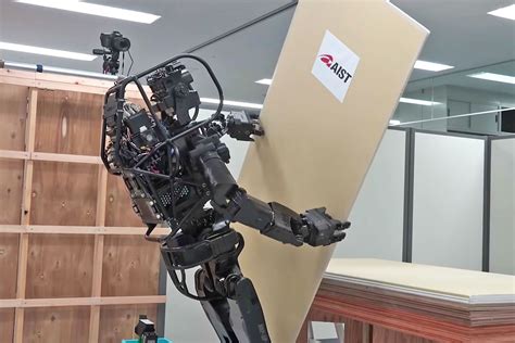 Japanese Robot Hangs Drywall Like A Pro