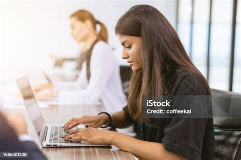 Karyawan Wanita Bisnis India Terbangun Di Kantor Mengetik Data Di