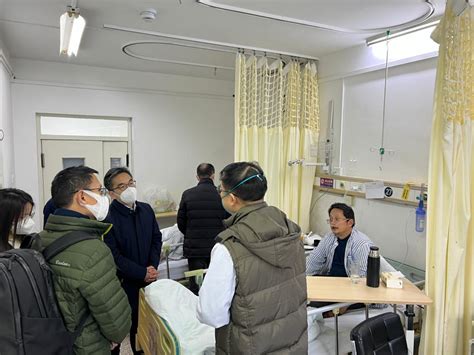 清华大学副校长王宏伟和医学学科带头人黄天荫教授一行到我院慰问医务人员 清华大学医院