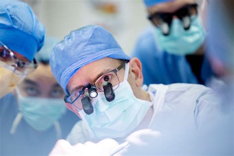 Homem Recebe Transplante Facial Após Ter Rosto Desfigurado Por Arma De
