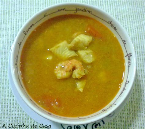 A Cozinha de Casa Sopa de peixe e alguns camarõezinhos