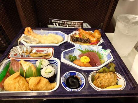 桂宮治さんのインスタグラム写真 桂宮治instagram 「新幹線の車内で食べるお弁当じゃないよね🤣 Suntoryさんのこだわり酒場