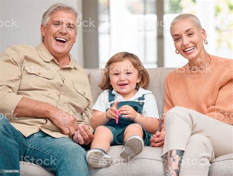 집에서 소파에 그녀의 딸과 손자와 결합 성숙한 남자의 초상화 2 3 살에 대한 스톡 사진 및 기타 이미지 2 3 살 3 명