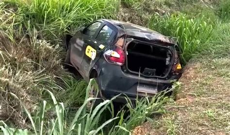 Condutor perde controle após colisão carreta e carro cai em vala na