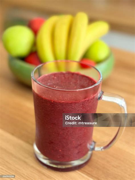 활기찬 라이프스타일을 위한 상쾌한 건강 과일 주스 스무디 신선한 재료 영양가 있는 음료 다이어트 친화적이고 활력이 넘치는 음료의 이미지 0명에 대한 스톡 사진 및 기타