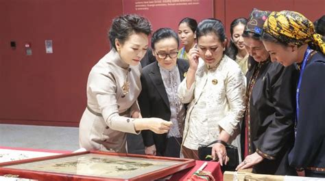 彭丽媛同出席第三届一带一路国际合作高峰论坛外方领导人夫人参观中国工艺美术馆 中国日报网