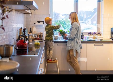 Mutter Hilft Sohn Fotos Und Bildmaterial In Hoher Aufl Sung Alamy