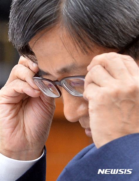안경 착용하는 김명수 대법원장 후보자