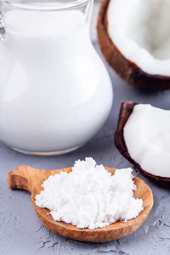 코코넛 밀크를 분말로 녹여 유리에 물로 녹이고 유당이 없는 우유 수직으로 녹입니다 가루로 빻은에 대한 스톡 사진 및 기타 이미지 가루로 빻은 밀가루 코코 야자