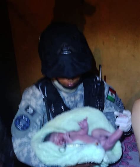 Apoyan Elementos De PolicÍa De Irapuato A Dos Mujeres En Labor De Parto